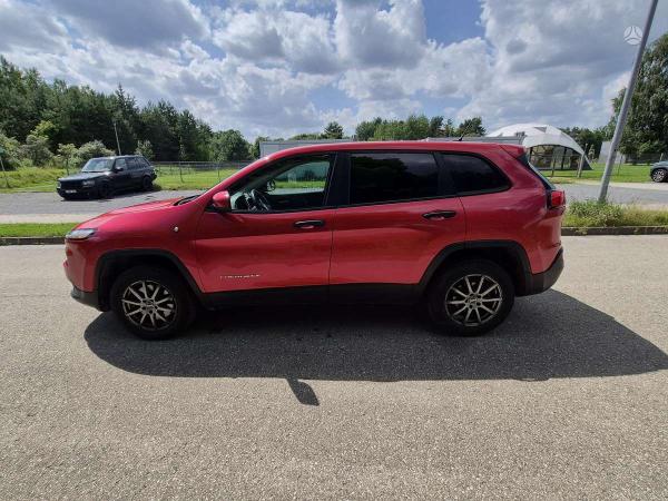 Red Jeep Cherokee 2014 in Vilnius, with an engine capacity of 2.40 L and mileage of 203 thousand km for 6900 €, photo 2 on AUTOMOTO.COM.LV