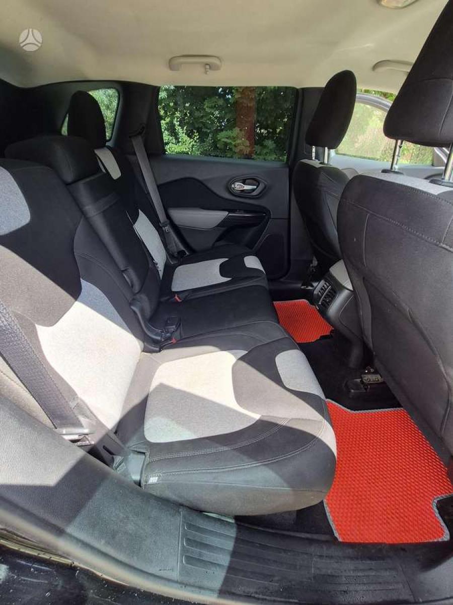 Sarkans Jeep Cherokee 2014 Viļņa, ar dzinēja tilpumu 2.40 L un nobraukumu 203 tūkst. km par 6900 €, foto 13 vietnē AUTOMOTO.COM.LV