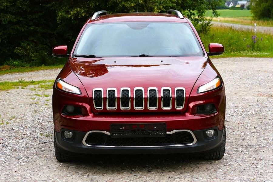 Red Jeep Cherokee 2016 in Kretinga, with an engine capacity of 3.20 L and mileage of 194 thousand km for 10800 €, photo 2 on AUTOMOTO.COM.LV