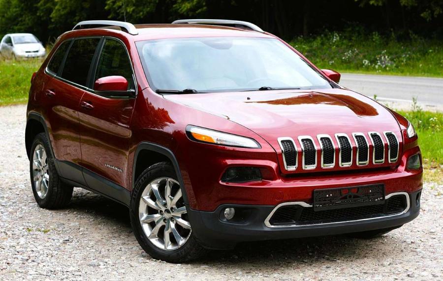 Red Jeep Cherokee 2016 in Kretinga, with an engine capacity of 3.20 L and mileage of 194 thousand km for 10800 €, photo 9 on AUTOMOTO.COM.LV