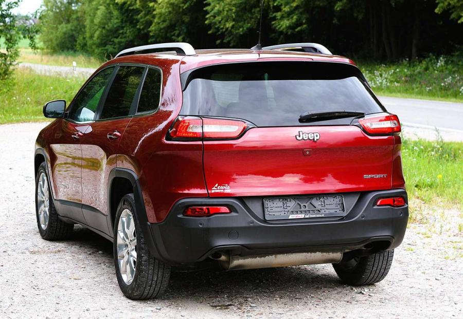 Red Jeep Cherokee 2016 in Kretinga, with an engine capacity of 3.20 L and mileage of 194 thousand km for 10800 €, photo 11 on AUTOMOTO.COM.LV