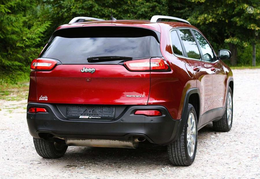 Red Jeep Cherokee 2016 in Kretinga, with an engine capacity of 3.20 L and mileage of 194 thousand km for 10800 €, photo 12 on AUTOMOTO.COM.LV