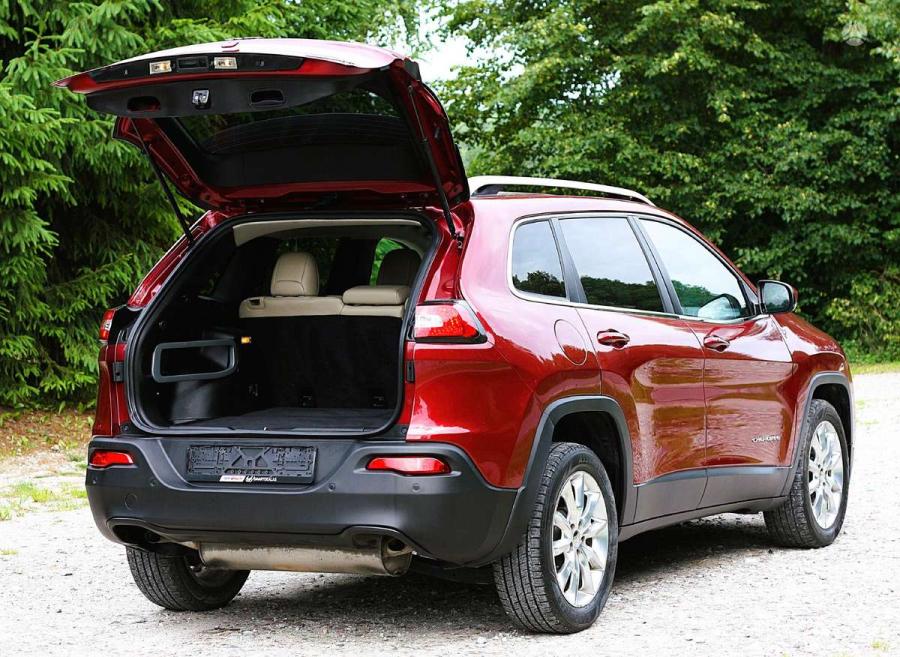 Red Jeep Cherokee 2016 in Kretinga, with an engine capacity of 3.20 L and mileage of 194 thousand km for 10800 €, photo 16 on AUTOMOTO.COM.LV