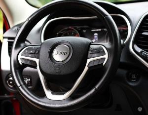 Red Jeep Cherokee 2016 in Kretinga, with an engine capacity of 3.20 L and mileage of 194 thousand km for 10800 €, photo 29 on AUTOMOTO.COM.LV