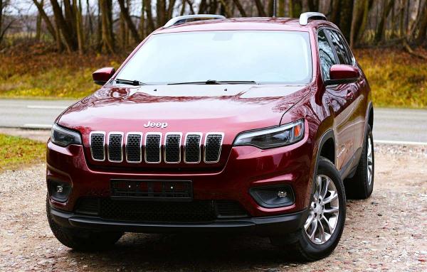 Sarkans Jeep Cherokee 2019 Kretinga, ar dzinēja tilpumu 3.24 L un nobraukumu 132 tūkst. km par 15699 €, foto 1 vietnē AUTOMOTO.COM.LV