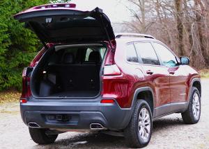 Red Jeep Cherokee 2019 in Kretinga, with an engine capacity of 3.24 L and mileage of 132 thousand km for 15699 €, photo 14 on AUTOMOTO.COM.LV