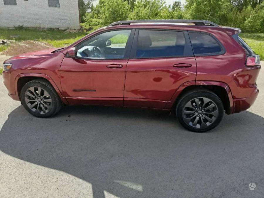 Sarkans Jeep Cherokee 2019 Panevēža, ar dzinēja tilpumu 3.24 L un nobraukumu 71 tūkst. km par 16600 €, foto 1 vietnē AUTOMOTO.COM.LV