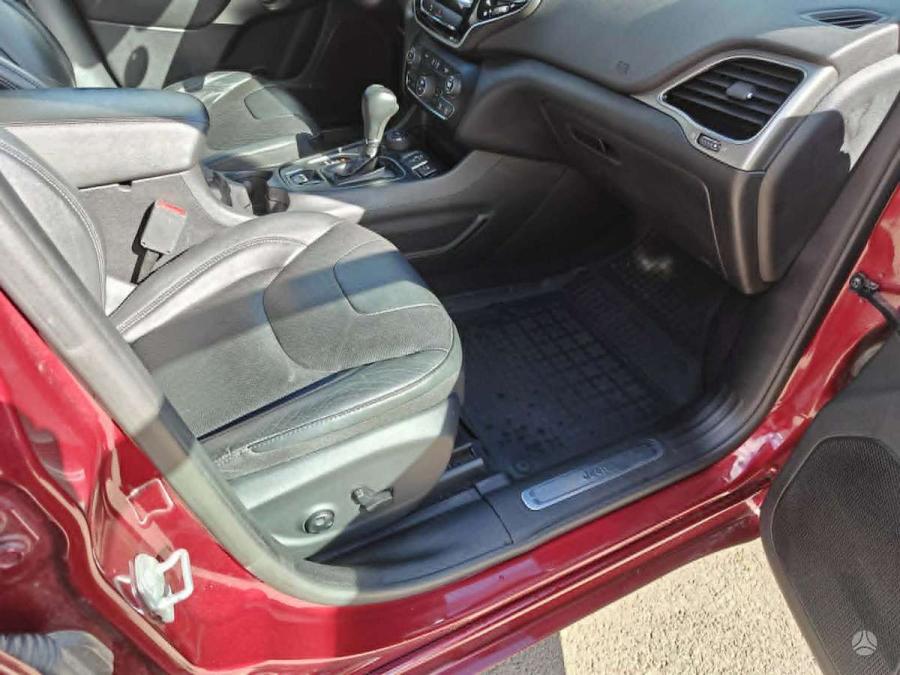 Sarkans Jeep Cherokee 2019 Panevēža, ar dzinēja tilpumu 3.24 L un nobraukumu 71 tūkst. km par 16600 €, foto 7 vietnē AUTOMOTO.COM.LV