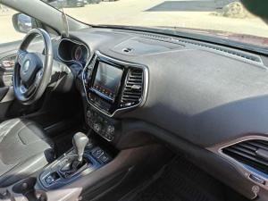 Sarkans Jeep Cherokee 2019 Panevēža, ar dzinēja tilpumu 3.24 L un nobraukumu 71 tūkst. km par 16600 €, foto 14 vietnē AUTOMOTO.COM.LV