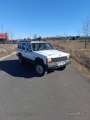 Balts Jeep Cherokee 1993 Tallina, ar dzinēja tilpumu 2.50 L un nobraukumu 314 tūkst. km par 2500 €, foto  vietnē AUTOMOTO.COM.LV