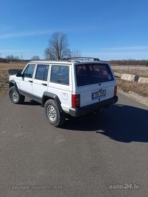 Balts Jeep Cherokee 1993 Tallina, ar dzinēja tilpumu 2.50 L un nobraukumu 314 tūkst. km par 2500 €, foto 4 vietnē AUTOMOTO.COM.LV