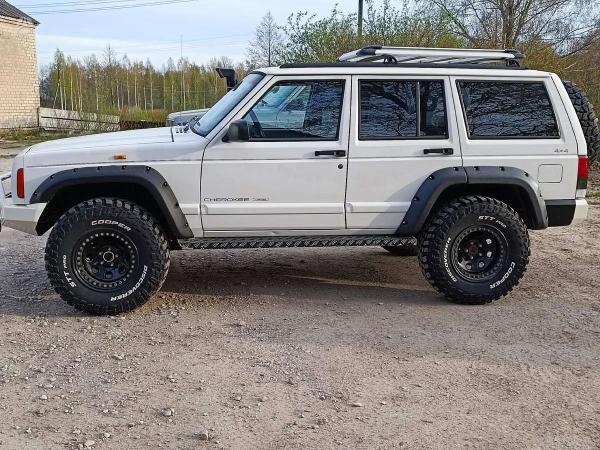Balts Jeep Cherokee 1998 Šakiai, ar dzinēja tilpumu 2.50 L un nobraukumu 177 tūkst. km par 15222 €, foto 3 vietnē AUTOMOTO.COM.LV