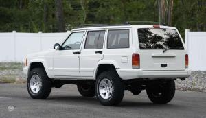 White Jeep Cherokee 2000 in Vilnius, with an engine capacity of 4.00 L and mileage of 166 thousand km for 8999 €, photo 3 on AUTOMOTO.COM.LV