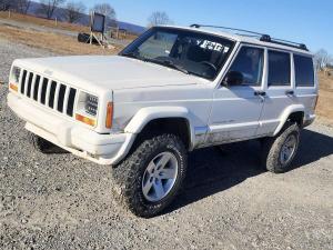 White Jeep Cherokee 2000 in Vilnius, with an engine capacity of 4.00 L and mileage of 166 thousand km for 8999 €, photo 4 on AUTOMOTO.COM.LV
