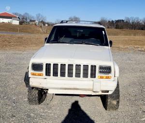 White Jeep Cherokee 2000 in Vilnius, with an engine capacity of 4.00 L and mileage of 166 thousand km for 8999 €, photo 5 on AUTOMOTO.COM.LV