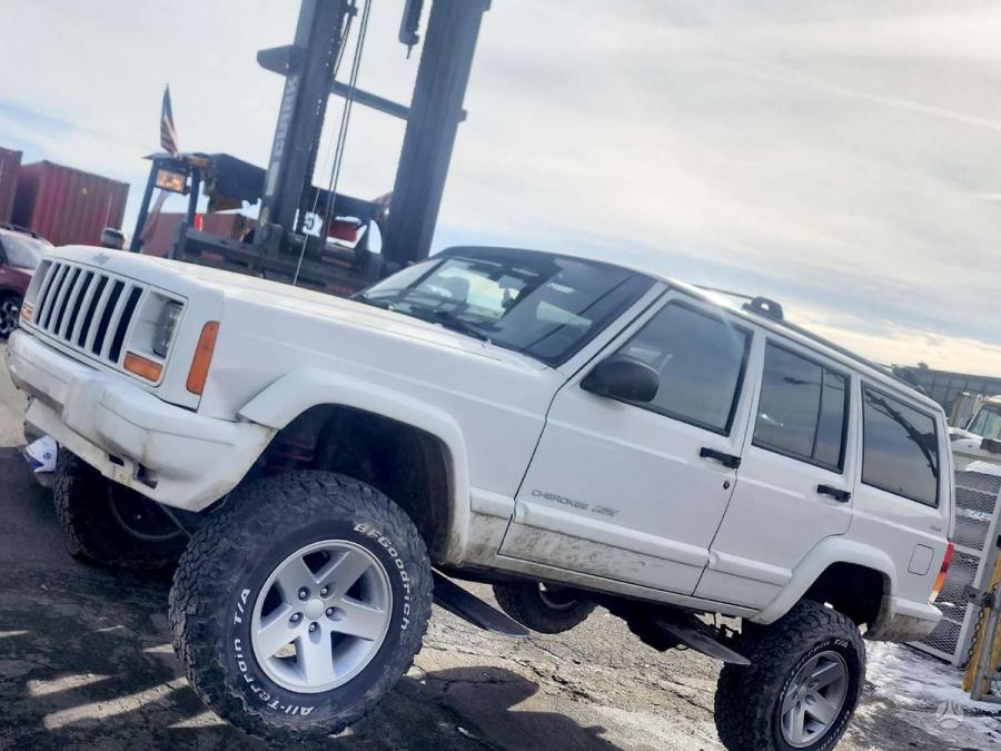White Jeep Cherokee 2000 in Vilnius, with an engine capacity of 4.00 L and mileage of 166 thousand km for 8999 €, photo 10 on AUTOMOTO.COM.LV