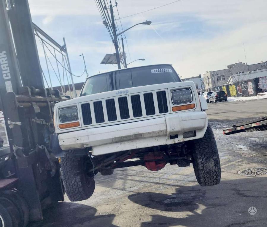 White Jeep Cherokee 2000 in Vilnius, with an engine capacity of 4.00 L and mileage of 166 thousand km for 8999 €, photo 11 on AUTOMOTO.COM.LV