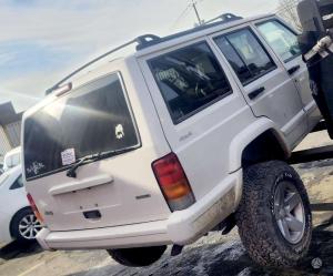 White Jeep Cherokee 2000 in Vilnius, with an engine capacity of 4.00 L and mileage of 166 thousand km for 8999 €, photo 12 on AUTOMOTO.COM.LV