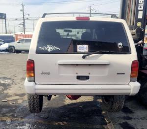 White Jeep Cherokee 2000 in Vilnius, with an engine capacity of 4.00 L and mileage of 166 thousand km for 8999 €, photo 13 on AUTOMOTO.COM.LV
