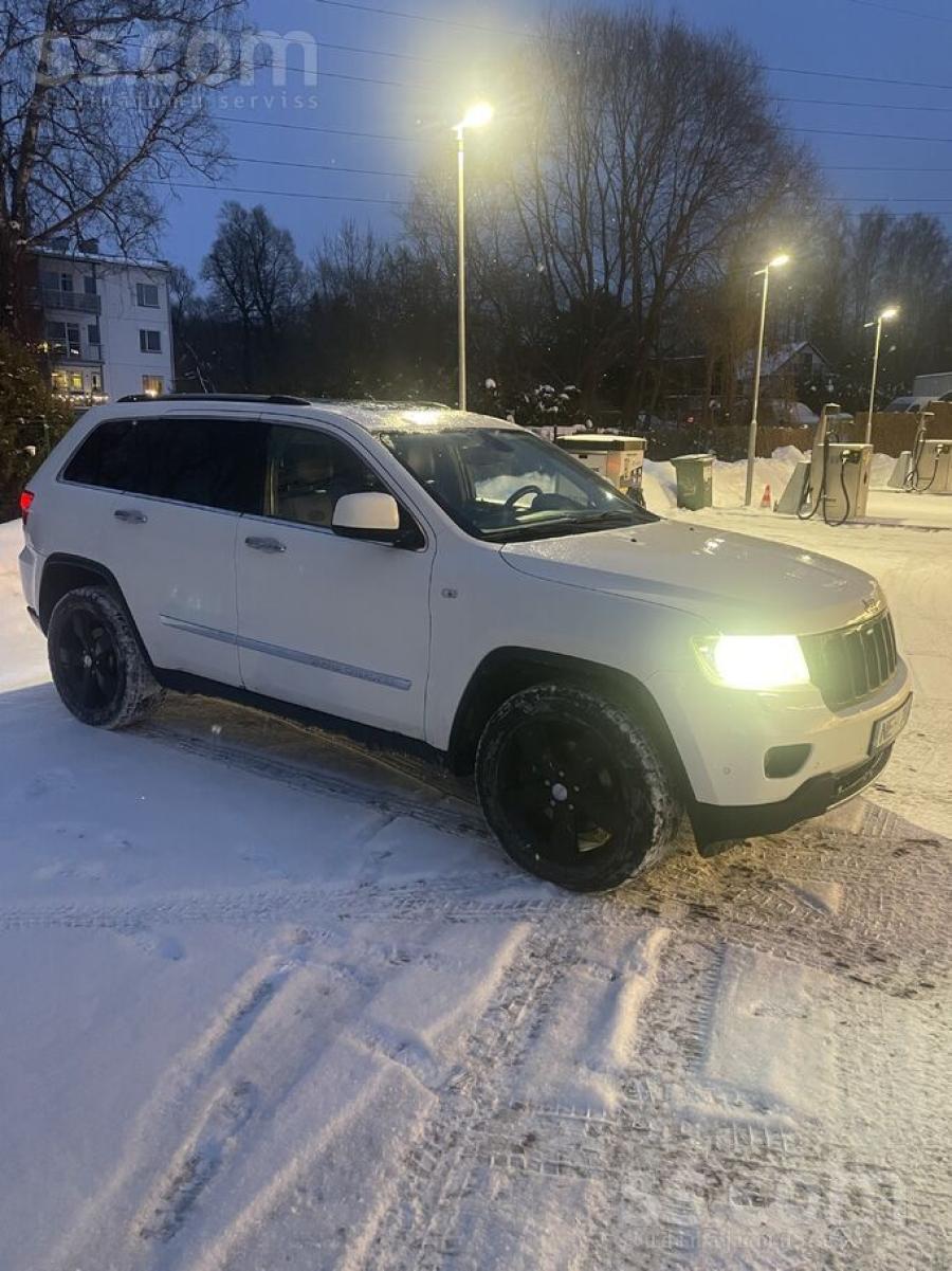 White Jeep Cherokee 2011 in Riga, with an engine capacity of 3.00 L and mileage of 255 thousand km for 11000 €, photo 1 on AUTOMOTO.COM.LV