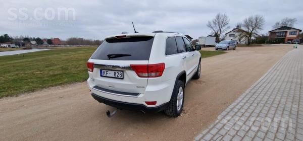 White Jeep Cherokee 2012 in Ogre, with an engine capacity of 3.00 L and mileage of 239 thousand km for 9150 €, photo 4 on AUTOMOTO.COM.LV