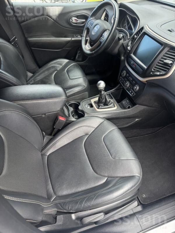 Balts Jeep Cherokee 2014 Rīga, ar dzinēja tilpumu 2.00 L un nobraukumu 170 tūkst. km par 11500 €, foto 9 vietnē AUTOMOTO.COM.LV