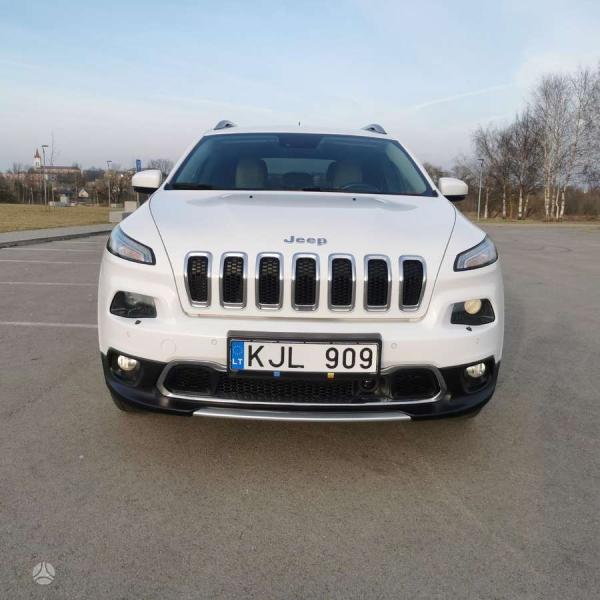 White Jeep Cherokee 2015 in Kursenai, with an engine capacity of 2.40 L and mileage of 130 thousand km for 11900 €, photo 2 on AUTOMOTO.COM.LV