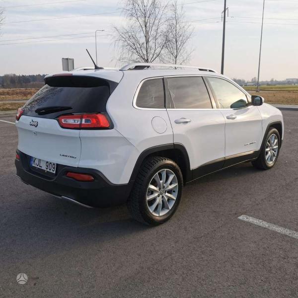 White Jeep Cherokee 2015 in Kursenai, with an engine capacity of 2.40 L and mileage of 130 thousand km for 11900 €, photo 5 on AUTOMOTO.COM.LV