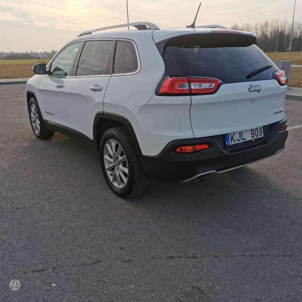 White Jeep Cherokee 2015 in Kursenai, with an engine capacity of 2.40 L and mileage of 130 thousand km for 11900 €, photo 7 on AUTOMOTO.COM.LV