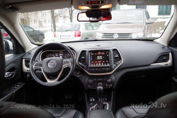 White Jeep Cherokee 2015 in Tartu, with an engine capacity of 2.00 L and mileage of 212 thousand km for 10999 €, photo 8 on AUTOMOTO.COM.LV