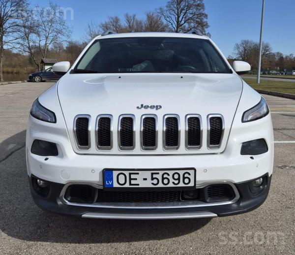 White Jeep Cherokee 2015 in Riga, with an engine capacity of 2.20 L and mileage of 151 thousand km for 11700 €, photo 2 on AUTOMOTO.COM.LV