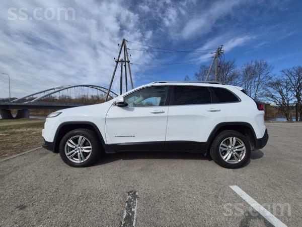 White Jeep Cherokee 2015 in Riga, with an engine capacity of 2.20 L and mileage of 151 thousand km for 11700 €, photo 3 on AUTOMOTO.COM.LV