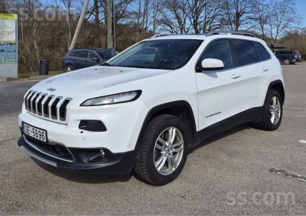 White Jeep Cherokee 2015 in Riga, with an engine capacity of 2.20 L and mileage of 151 thousand km for 11700 €, photo 4 on AUTOMOTO.COM.LV