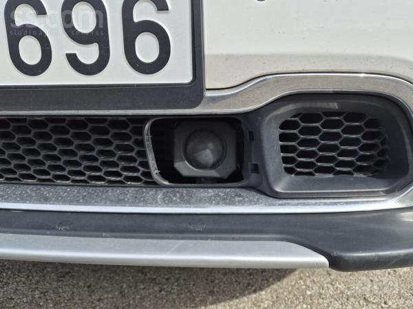 White Jeep Cherokee 2015 in Riga, with an engine capacity of 2.20 L and mileage of 151 thousand km for 11700 €, photo 6 on AUTOMOTO.COM.LV