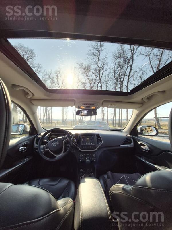 White Jeep Cherokee 2015 in Riga, with an engine capacity of 2.20 L and mileage of 151 thousand km for 11700 €, photo 9 on AUTOMOTO.COM.LV