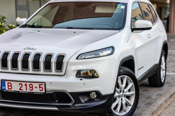 Balts Jeep Cherokee 2015 Rīga, ar dzinēja tilpumu 2.00 L un nobraukumu 189 tūkst. km par 12490 €, foto 3 vietnē AUTOMOTO.COM.LV