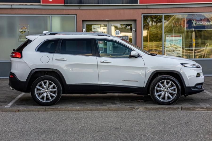 Balts Jeep Cherokee 2015 Rīga, ar dzinēja tilpumu 2.00 L un nobraukumu 189 tūkst. km par 12490 €, foto 13 vietnē AUTOMOTO.COM.LV