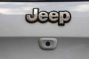 Balts Jeep Cherokee 2015 Rīga, ar dzinēja tilpumu 2.00 L un nobraukumu 189 tūkst. km par 12490 €, foto 16 vietnē AUTOMOTO.COM.LV