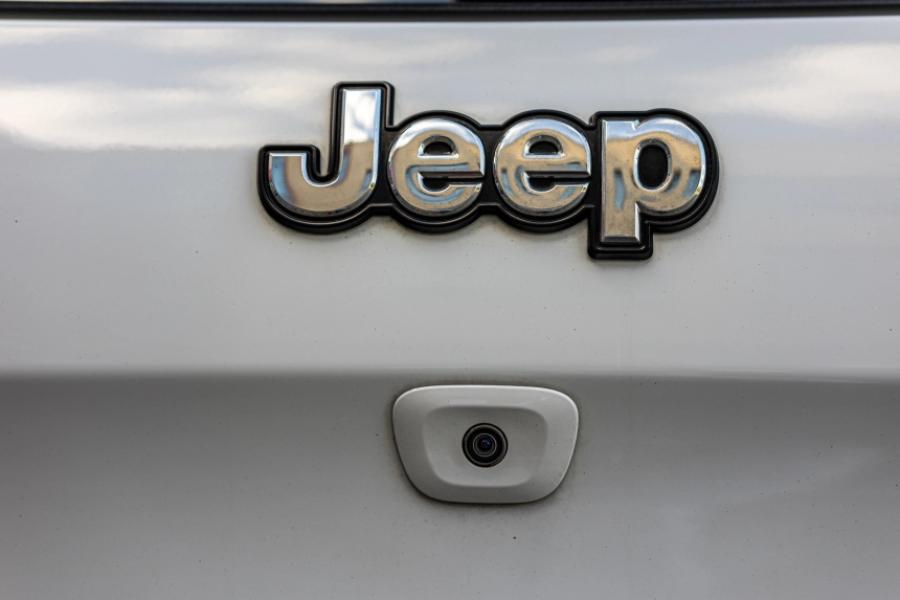 Balts Jeep Cherokee 2015 Rīga, ar dzinēja tilpumu 2.00 L un nobraukumu 189 tūkst. km par 12490 €, foto 16 vietnē AUTOMOTO.COM.LV