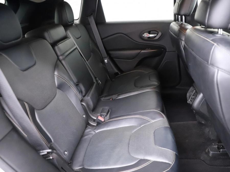 Balts Jeep Cherokee 2015 Rīga, ar dzinēja tilpumu 2.00 L un nobraukumu 189 tūkst. km par 12490 €, foto 20 vietnē AUTOMOTO.COM.LV