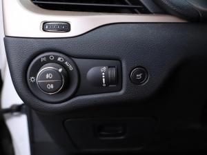 Balts Jeep Cherokee 2015 Rīga, ar dzinēja tilpumu 2.00 L un nobraukumu 189 tūkst. km par 12490 €, foto 28 vietnē AUTOMOTO.COM.LV