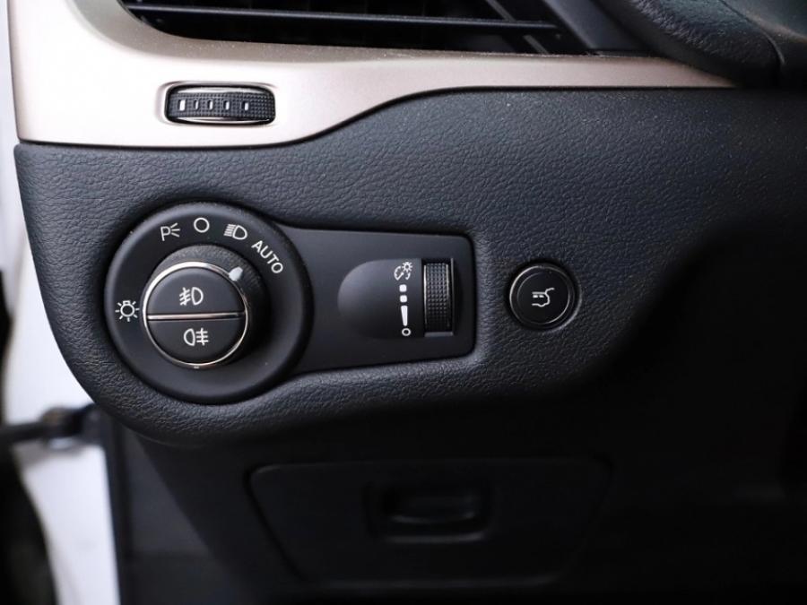 Balts Jeep Cherokee 2015 Rīga, ar dzinēja tilpumu 2.00 L un nobraukumu 189 tūkst. km par 12490 €, foto 28 vietnē AUTOMOTO.COM.LV