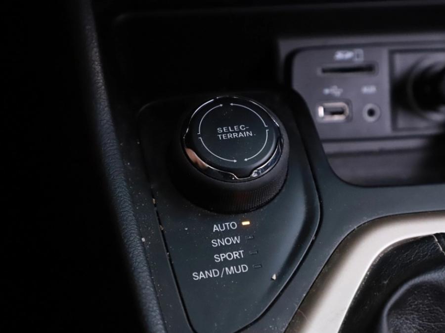 Balts Jeep Cherokee 2015 Rīga, ar dzinēja tilpumu 2.00 L un nobraukumu 189 tūkst. km par 12490 €, foto 30 vietnē AUTOMOTO.COM.LV
