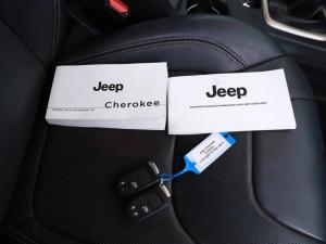 Balts Jeep Cherokee 2015 Rīga, ar dzinēja tilpumu 2.00 L un nobraukumu 189 tūkst. km par 12490 €, foto 31 vietnē AUTOMOTO.COM.LV