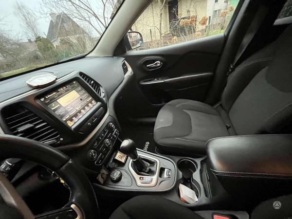 Balts Jeep Cherokee 2016 Viļņa, ar dzinēja tilpumu 2.18 L un nobraukumu 252 tūkst. km par 7200 €, foto 5 vietnē AUTOMOTO.COM.LV