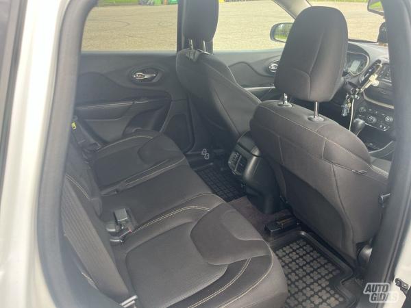 Джип Чероки 2016 в Мажейкяй на AUTOMOTO.COM.LV Белый Джип Чероки 2016 в Мажейкяй, объемом двигателя 2.40 л и пробегом 257 тыс. км за 9500 €, фото 9 на AUTOMOTO.COM.LV