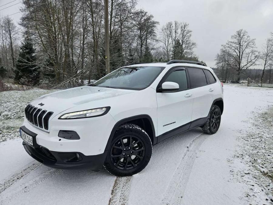 White Jeep Cherokee 2017 in Vilnius, with an engine capacity of 2.18 L and mileage of 136 thousand km for 12500 €, photo 1 on AUTOMOTO.COM.LV