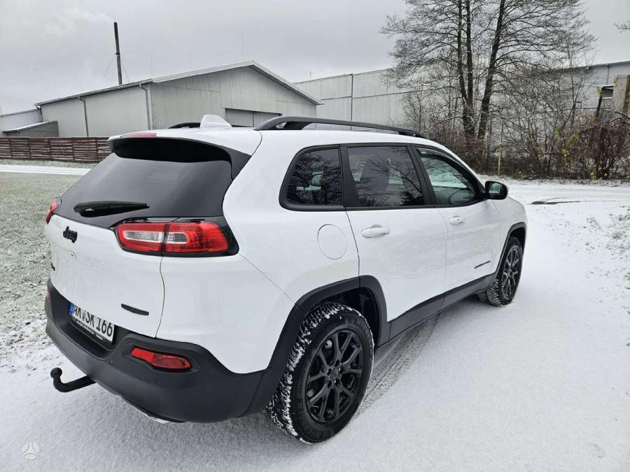 White Jeep Cherokee 2017 in Vilnius, with an engine capacity of 2.18 L and mileage of 136 thousand km for 12500 €, photo 21 on AUTOMOTO.COM.LV