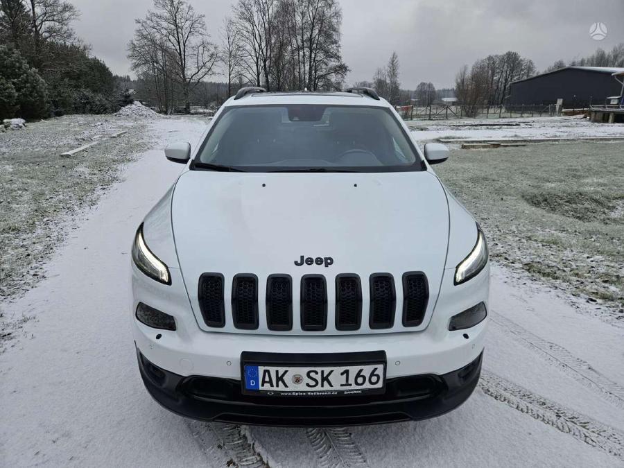White Jeep Cherokee 2017 in Vilnius, with an engine capacity of 2.18 L and mileage of 136 thousand km for 12500 €, photo 22 on AUTOMOTO.COM.LV
