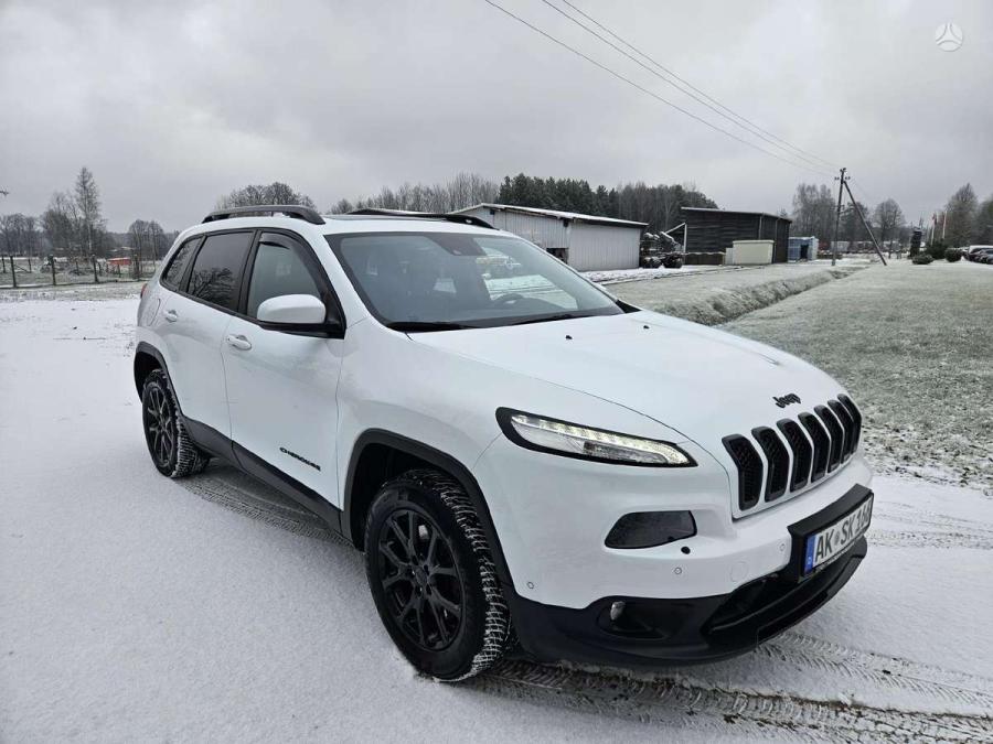 White Jeep Cherokee 2017 in Vilnius, with an engine capacity of 2.18 L and mileage of 136 thousand km for 12500 €, photo 23 on AUTOMOTO.COM.LV